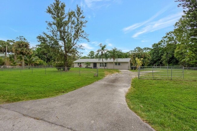 9312 Pinion Dr - Wellington, FL 1 units available | CorporateHousing